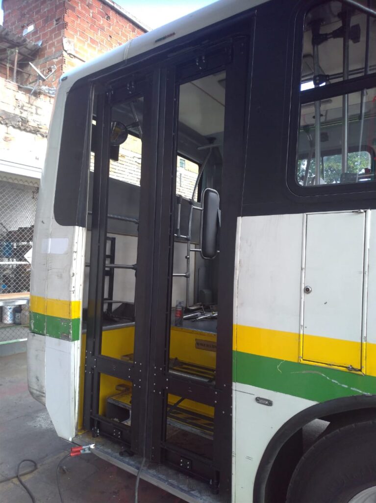 Puertas para buses. - Construshell