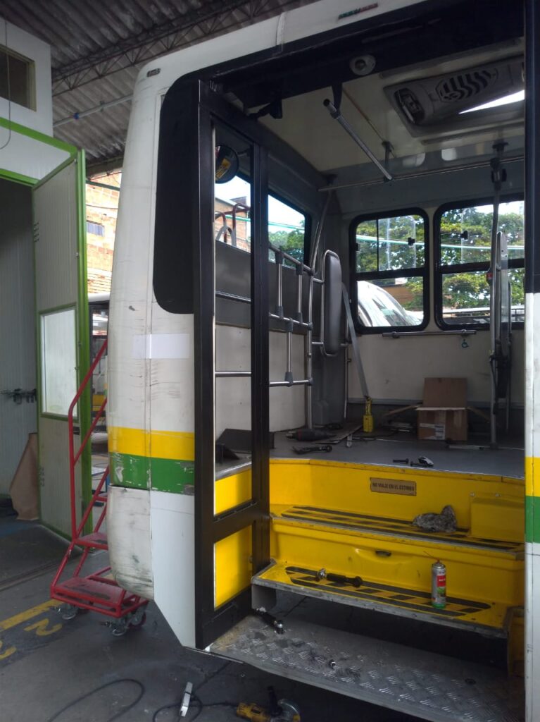 Puertas para buses. - Construshell